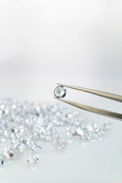 What is the effect of very strong blue fluorescence in H-color diamond?